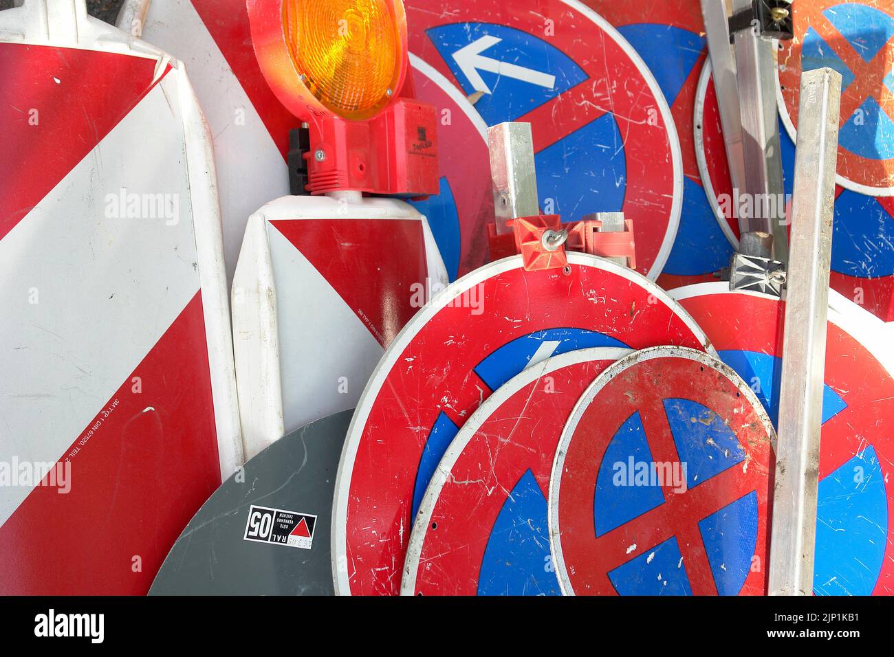 traffic sign, builder's yard, road sign, road signs, traffic signs ...
