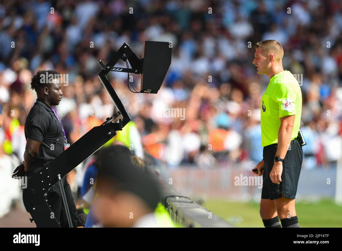 Robert jones 2022 referee hi-res stock photography and images - Alamy