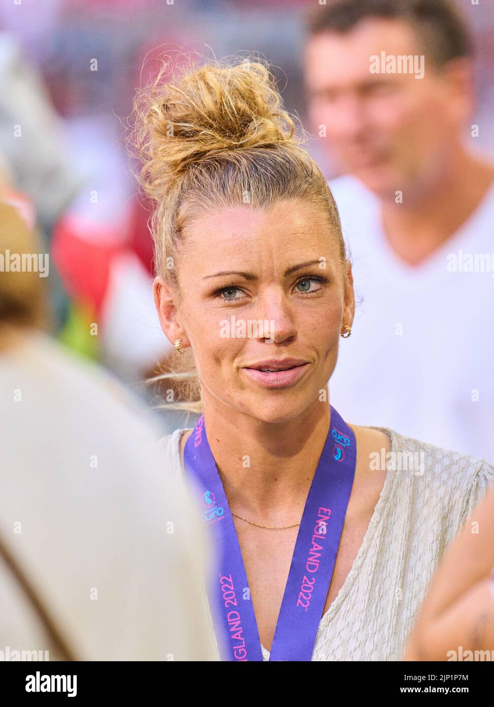 Linda dallmann fc bayern munchen hi-res stock photography and images ...