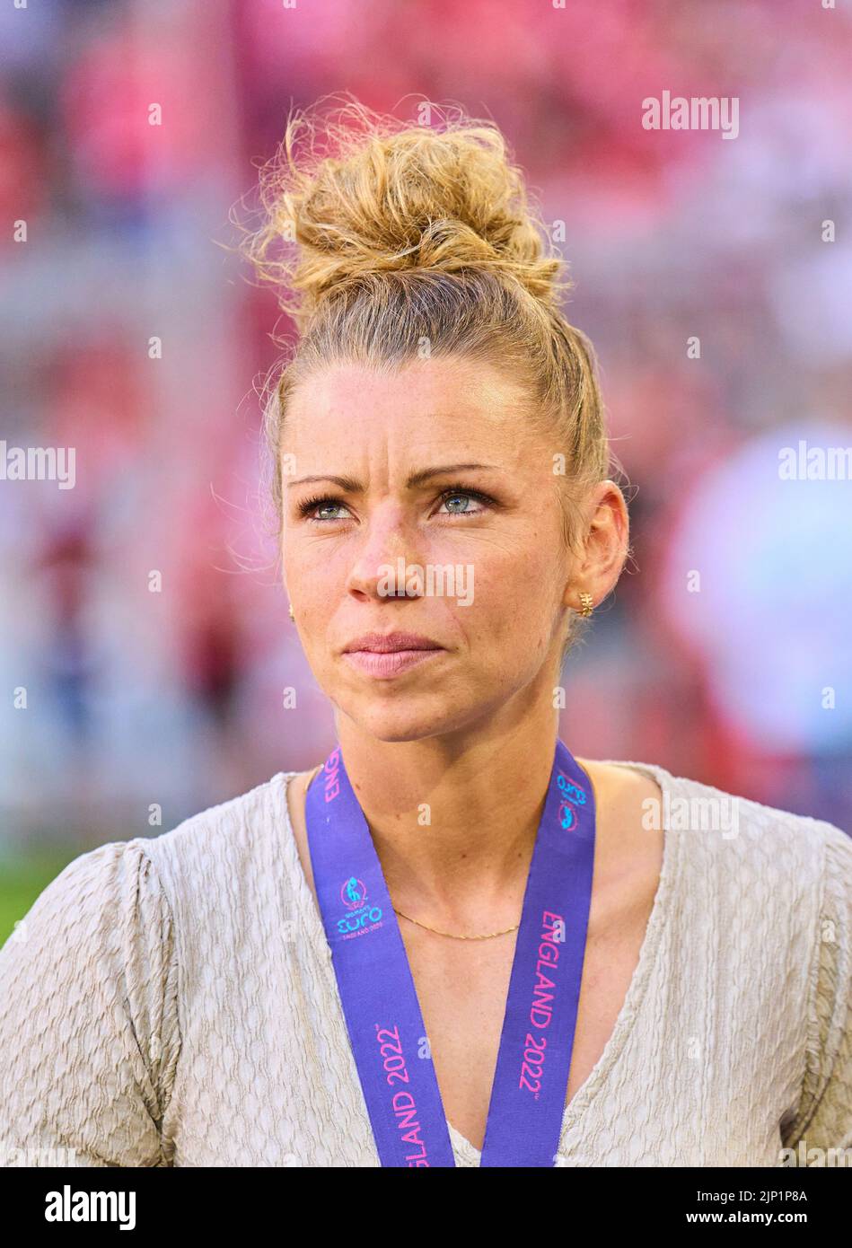 Linda dallmann fc bayern munchen hi-res stock photography and images ...