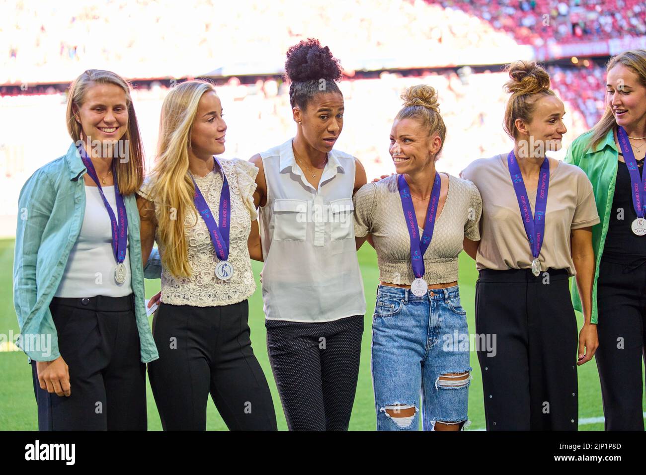 Linda dallmann fc bayern munchen hi-res stock photography and images ...