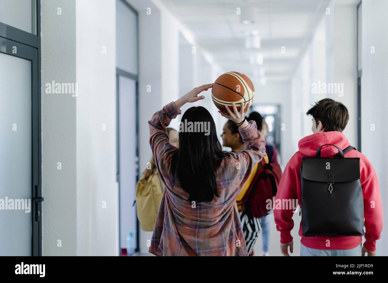 School girl back view teenager hi-res stock photography and images - Alamy