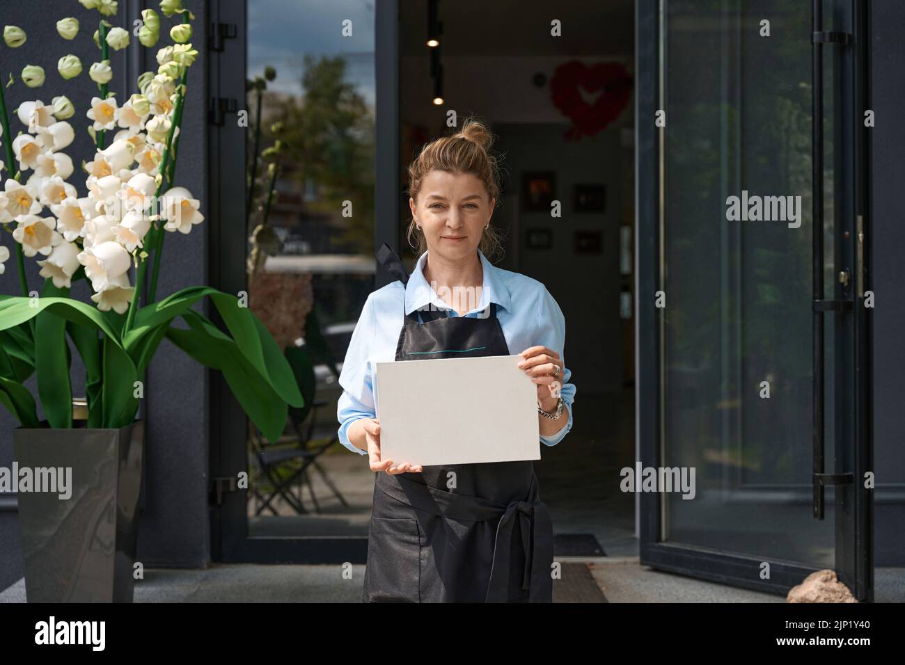 Florist holding box flowers hi-res stock photography and images - Alamy