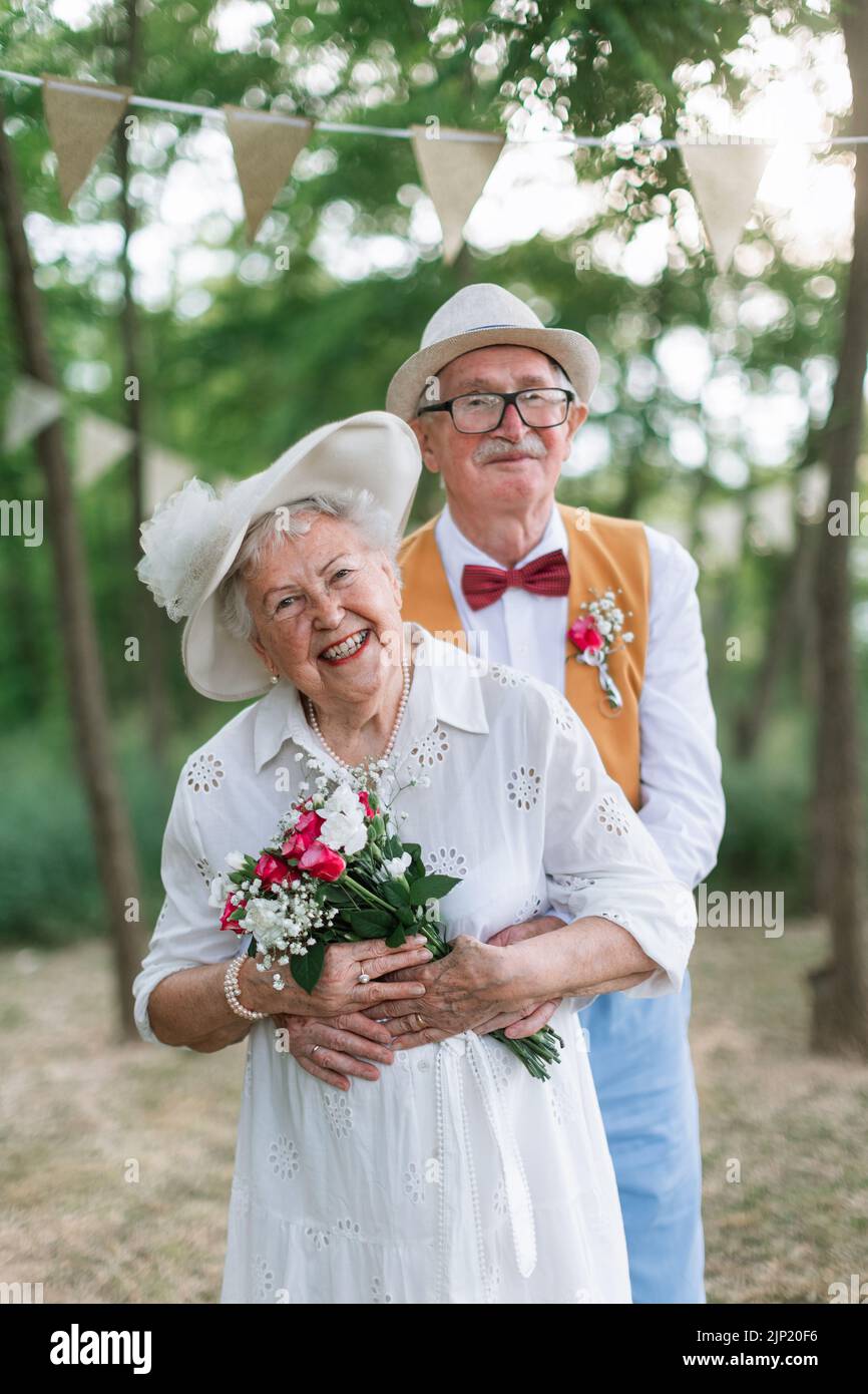 Couple hugs in nature hi-res stock photography and images - Alamy