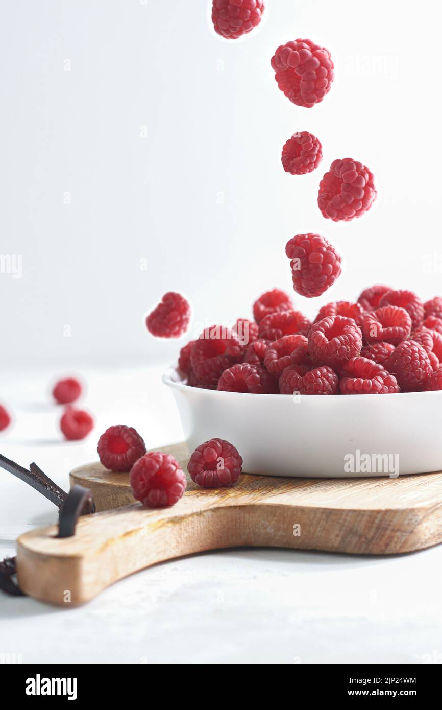 Object falling hi-res stock photography and images - Alamy