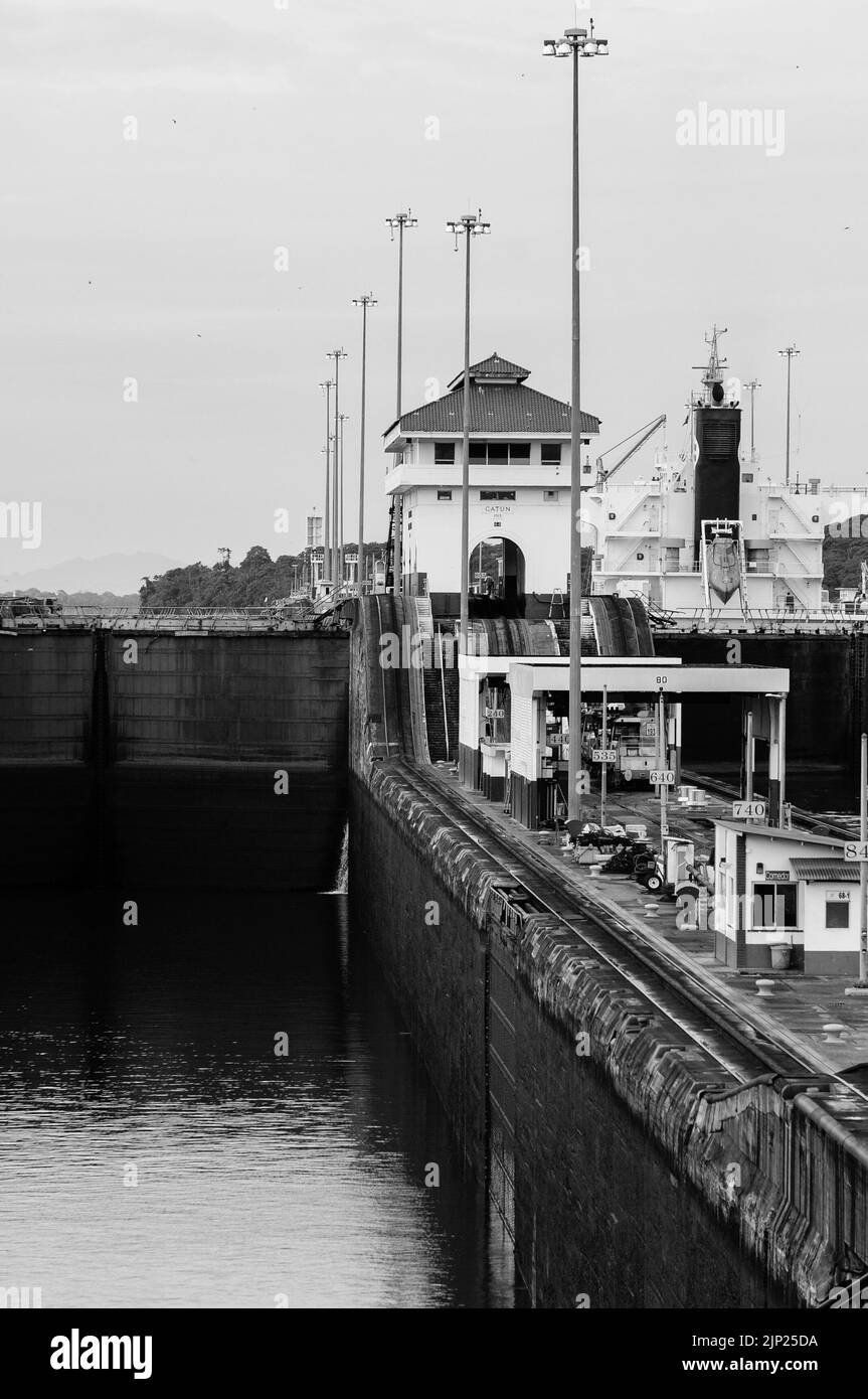 Sea Princess transmitting the Panama Canal Stock Photo - Alamy