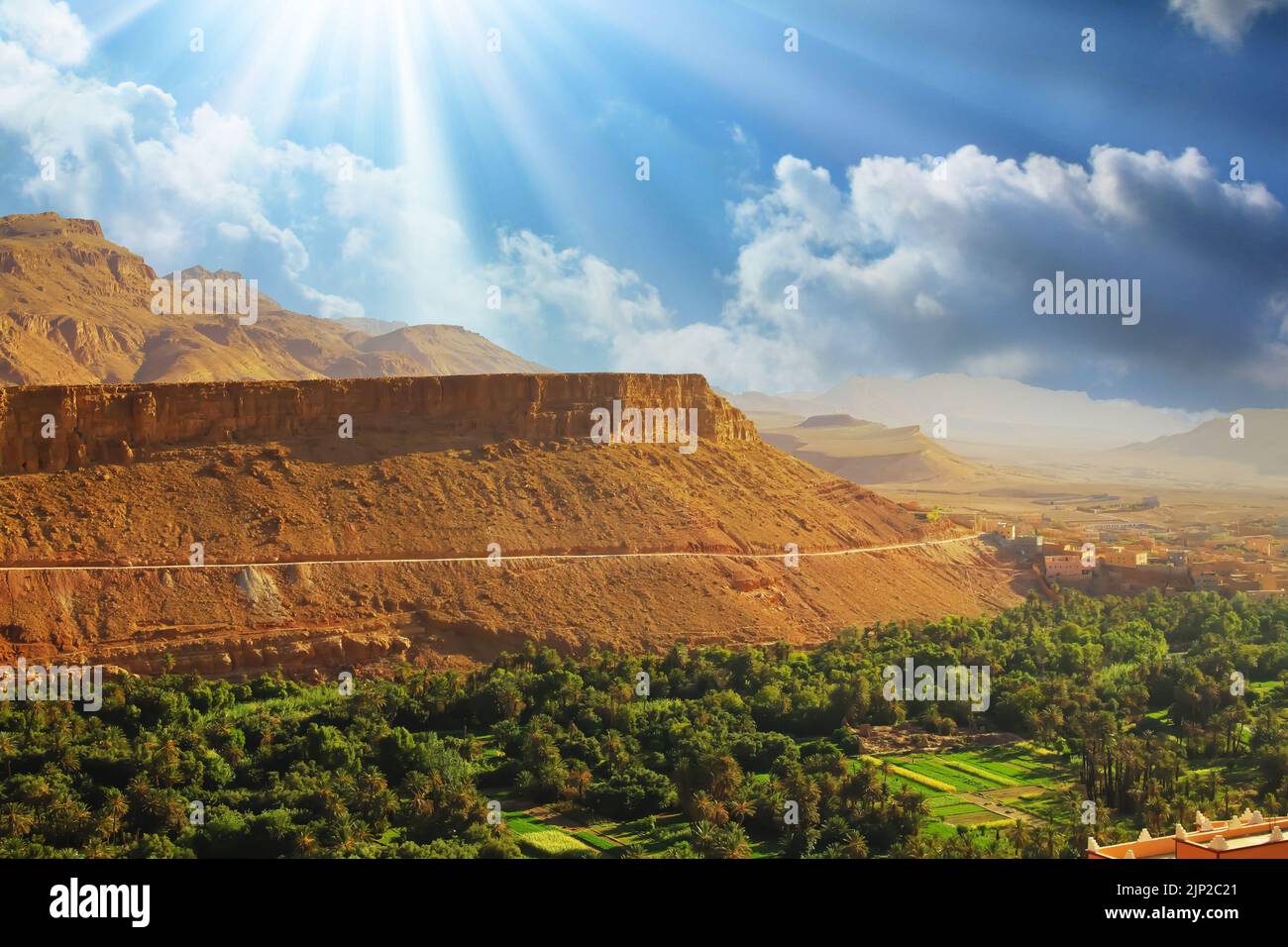 Beautiful palm tree oasis landscape, mesa table mountain plateau road ...