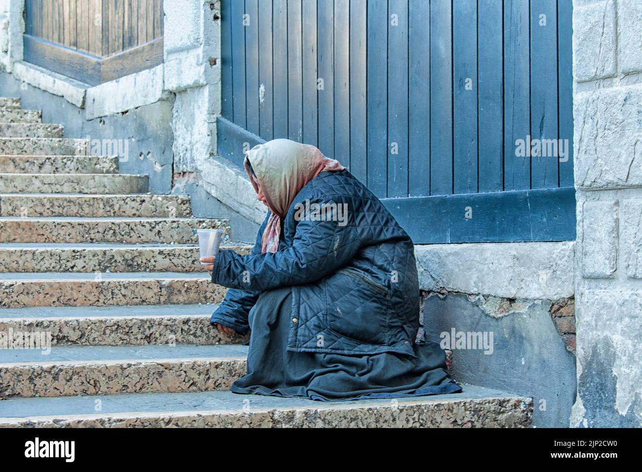 Roma gypsy gypsies woman hi-res stock photography and images - Alamy