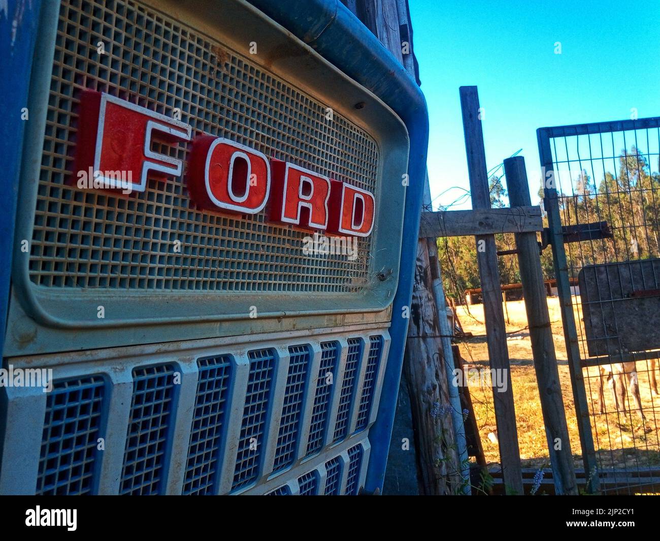 Red tractor logo hi-res stock photography and images - Alamy