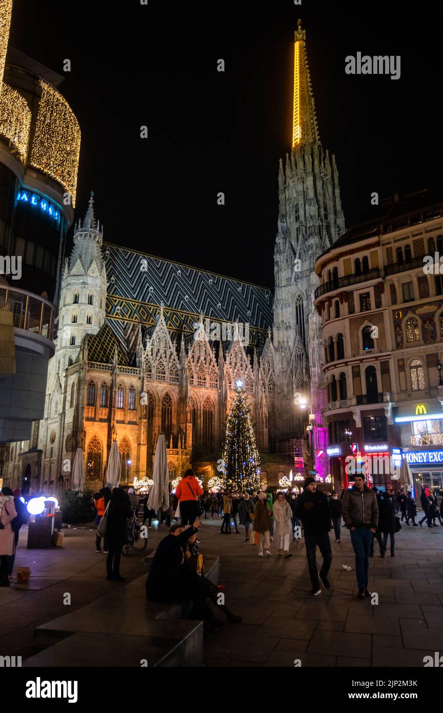 St stephens cathedral night vienna hi-res stock photography and images ...