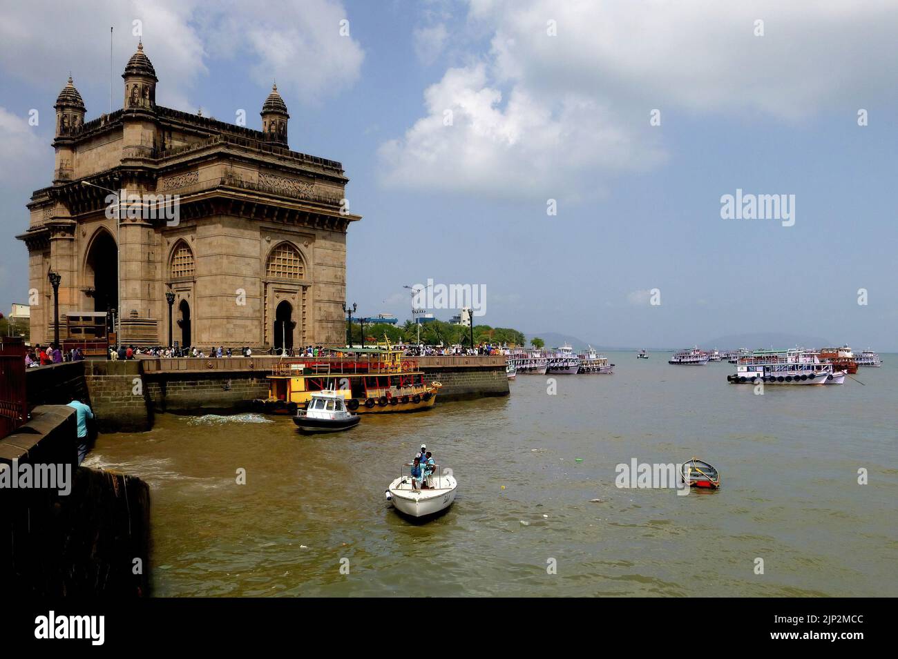 A view of the historical Gateway of India in Mumbai overlooking the ...