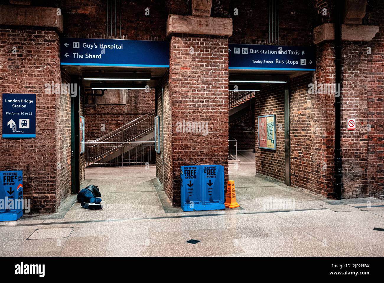 London underground station wall hi-res stock photography and images - Alamy