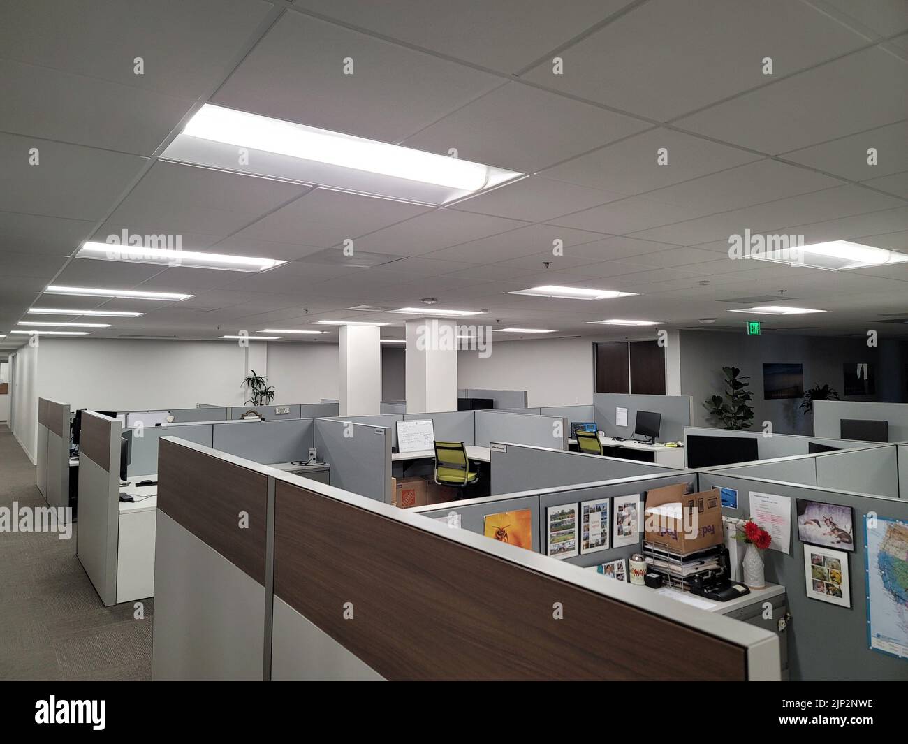 Empty cubicles office hi-res stock photography and images - Alamy