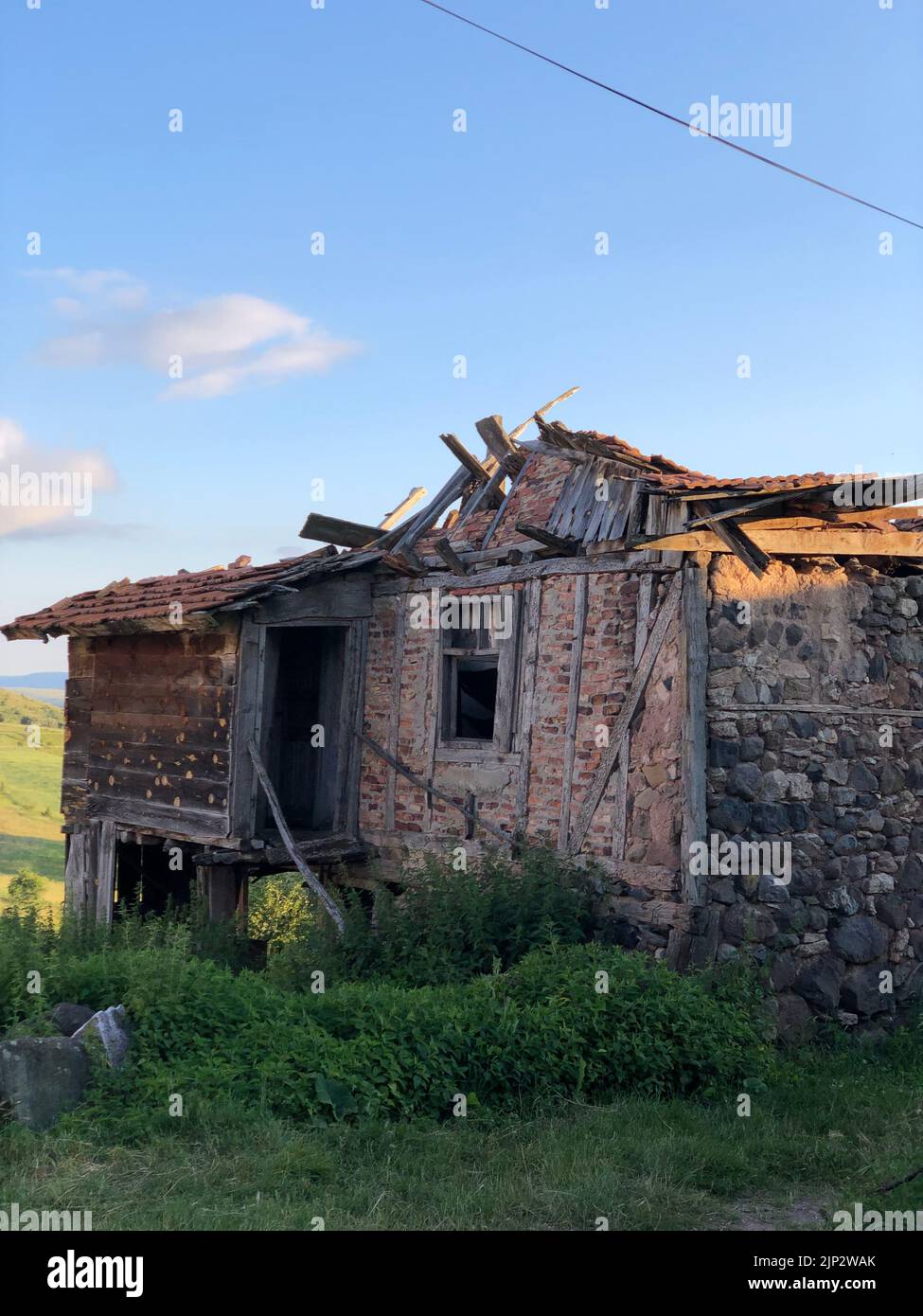 Falling building parts hi-res stock photography and images - Alamy