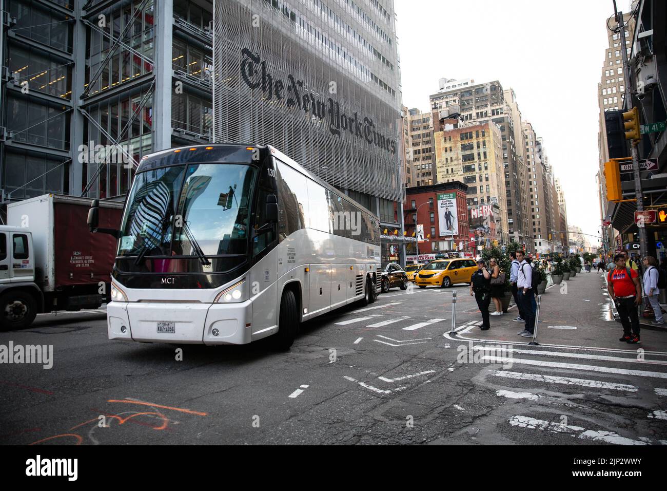 Two new york city buses hi-res stock photography and images - Alamy