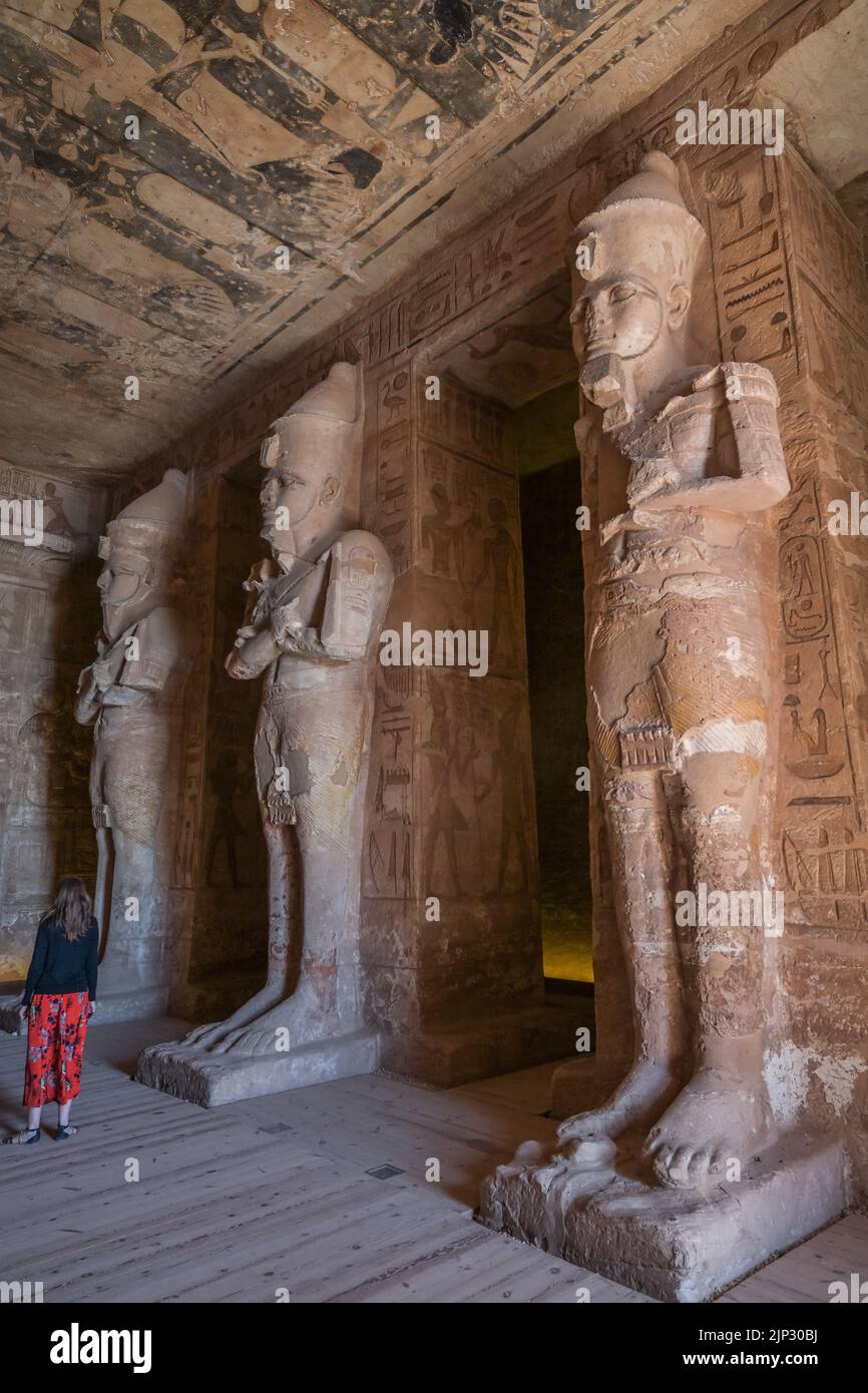 Statuen Pharao Ramses II., Große Pfeilerhalle, Felsentempel Abu Simbel ...