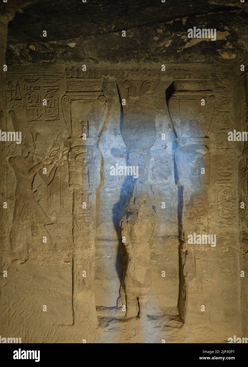 Statue im Hathor-Tempel der Nefertari, Felsentempel Abu Simbel, Ägypten ... Statue im Hathor-Tempel der Nefertari, Felsentempel Abu Simbel, Ägypten ...
