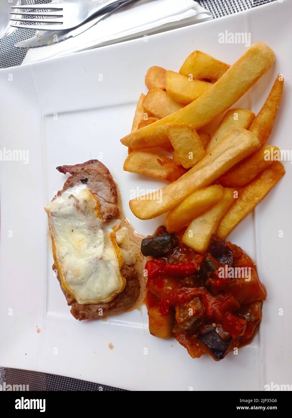 Un plat dans un restaurant français Stock Photo - Alamy