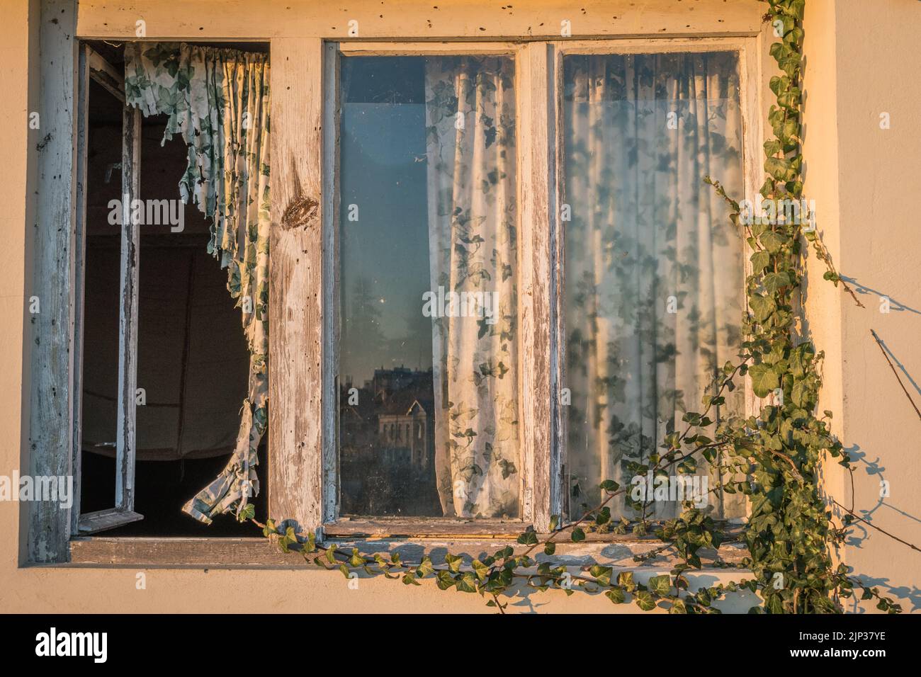 Broken window on abandoned house Stock Photo - Alamy