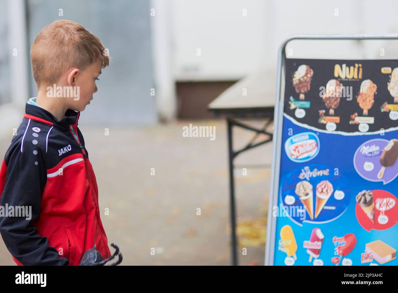 Child choosing ice cream hi-res stock photography and images - Alamy