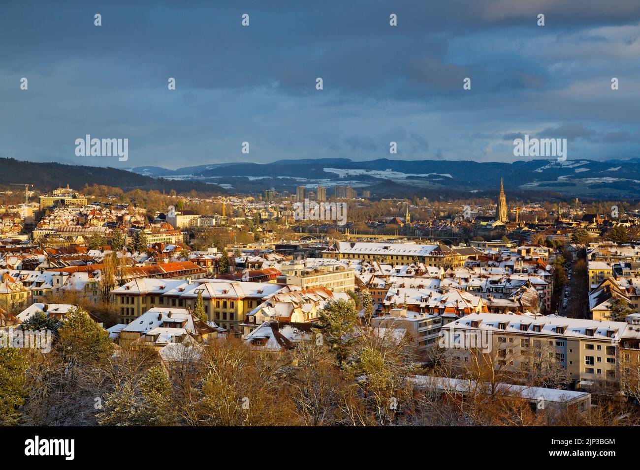 Panoramic view of old town of Bern and bernese highlands during winter ...