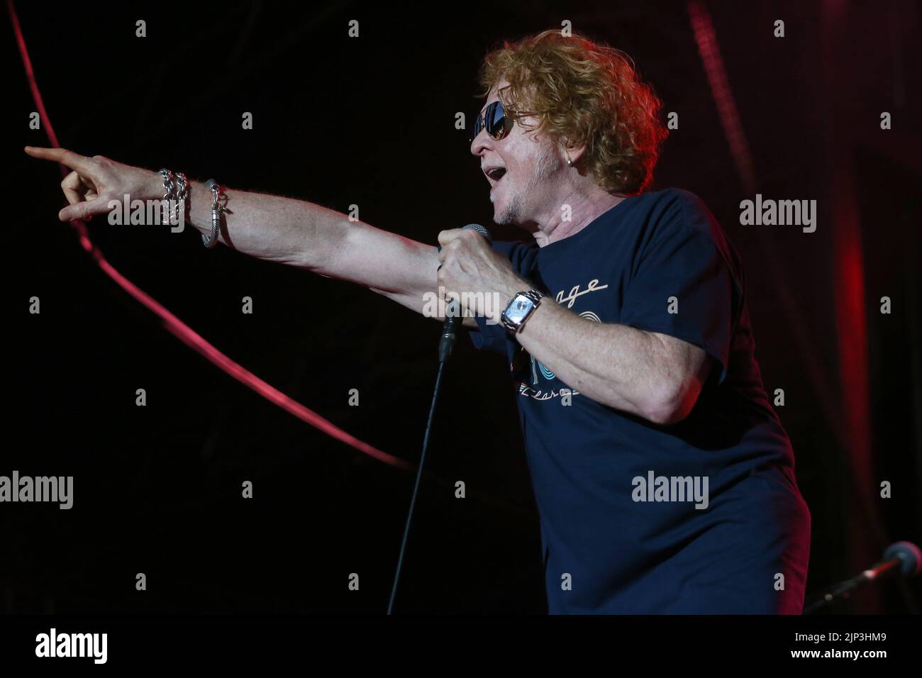 Simply red concert hi-res stock photography and images - Alamy