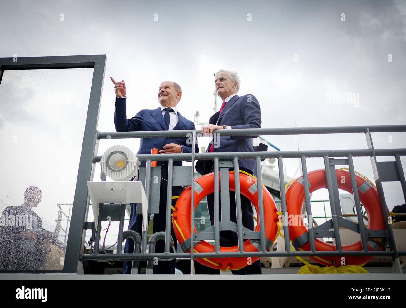 Oslo, Norway. 15th Aug, 2022. German Chancellor Olaf Scholz (l, SPD ...
