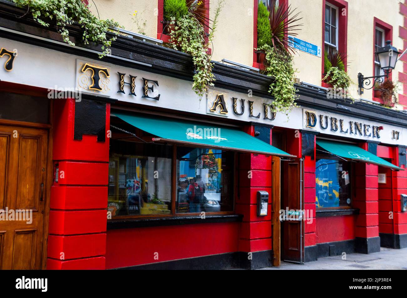 Traditional irish pub facade temple hi-res stock photography and images ...