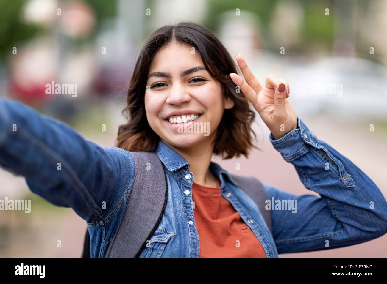 Lady taking photograph city hi-res stock photography and images - Alamy