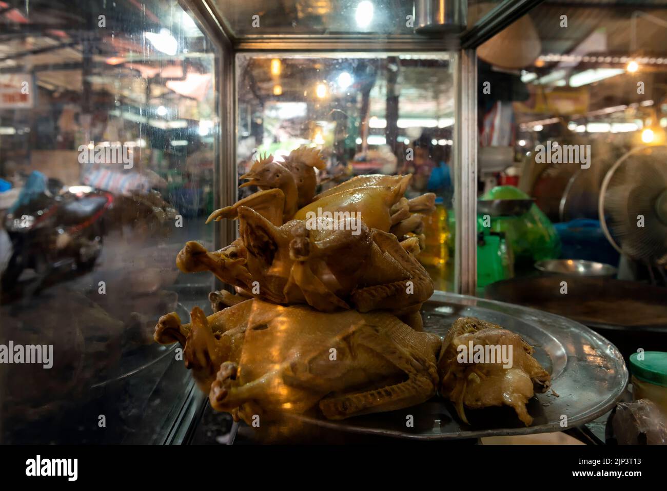 Display with whole roasted chickens in the food market in Hanoi Stock ...