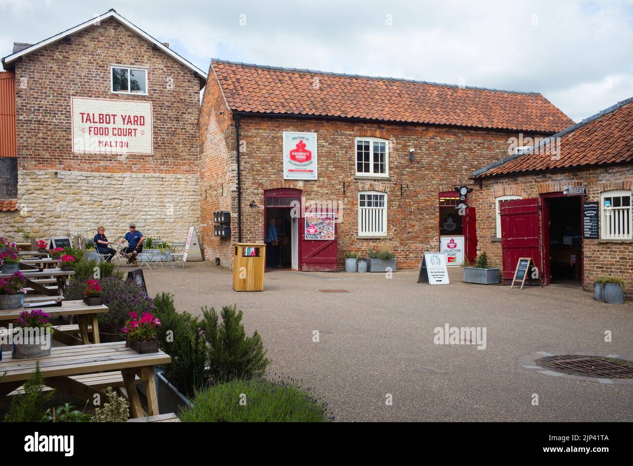 Outside in food court hi-res stock photography and images - Alamy