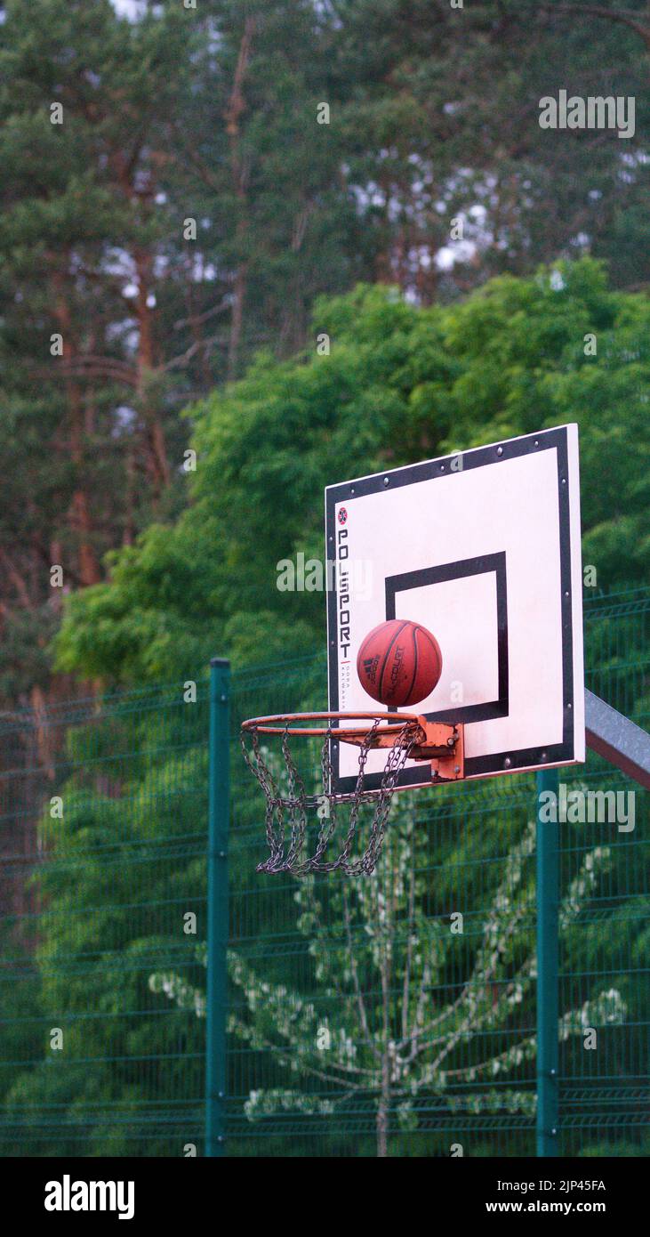 Basketball bouncing off a hoop hi-res stock photography and images - Alamy