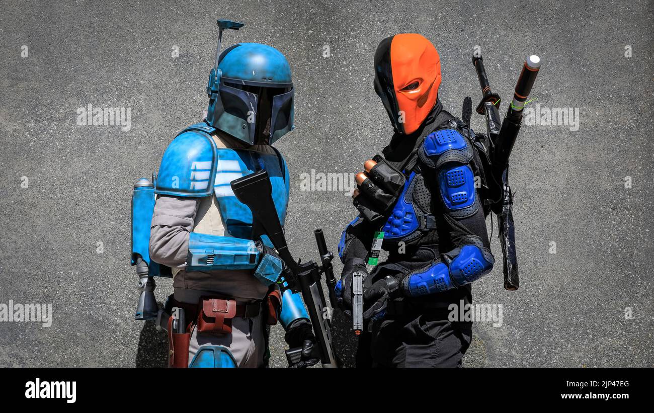 Cosplayers in Mandalorian armour from 'Star Wars:The Mandalorian' (l) and Deathstroke (Slade ...