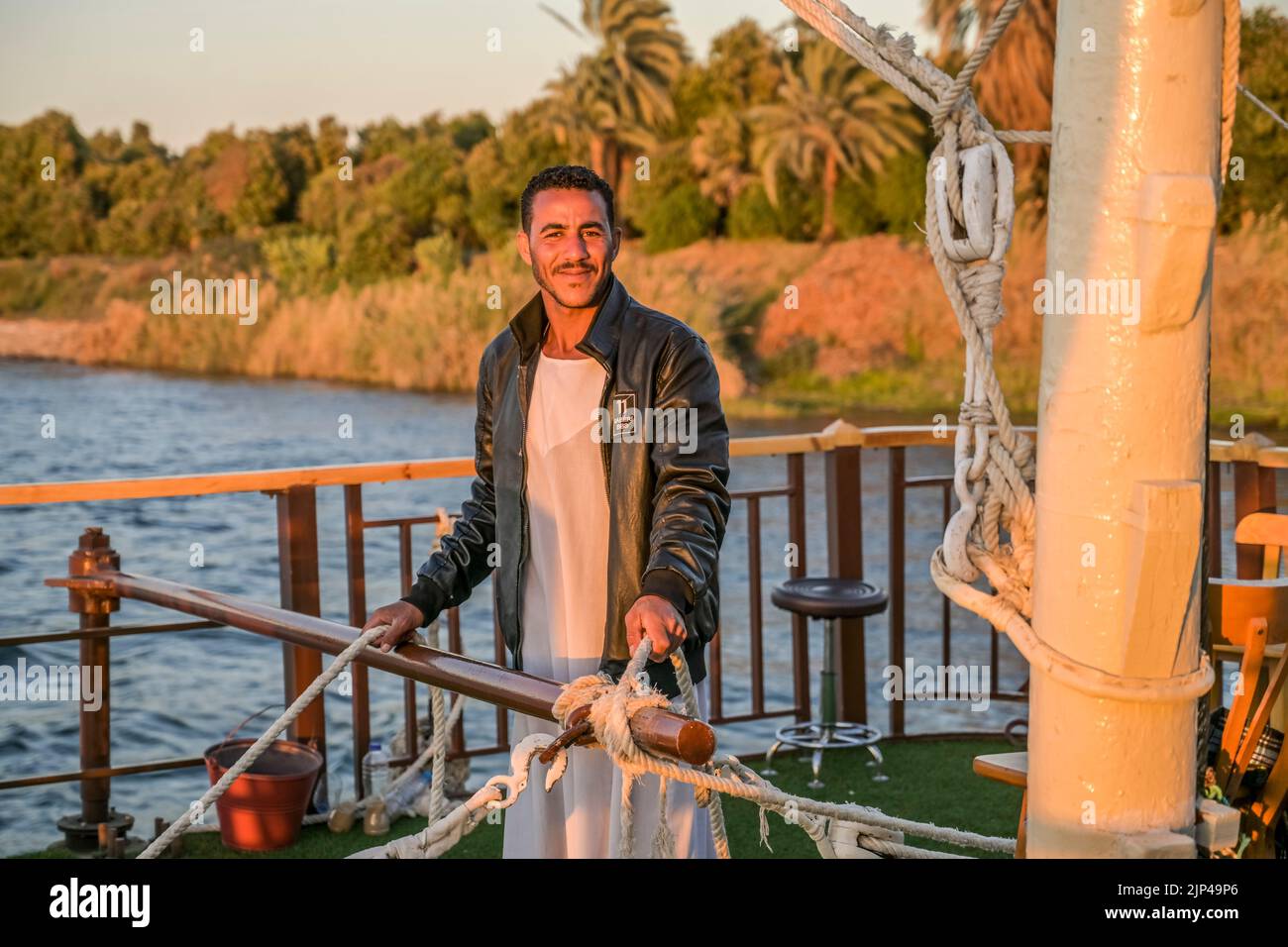 Steuermann, Dahabeya Kreuzfahrtschiff "Magic Nile", Nil, Ägypten Stock ...