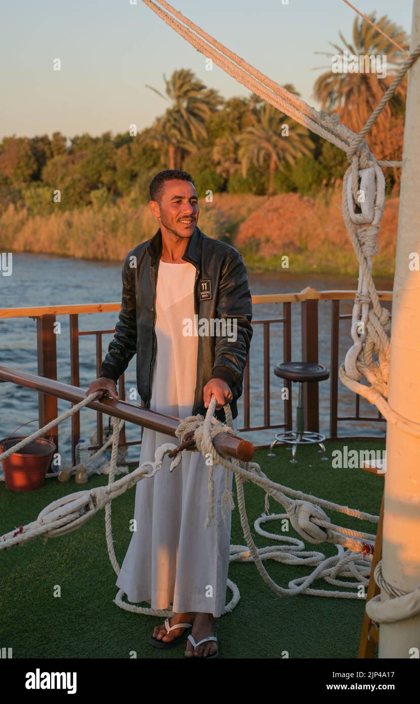 Steuermann, Dahabeya Kreuzfahrtschiff "Magic Nile", Nil, Ägypten Stock ...