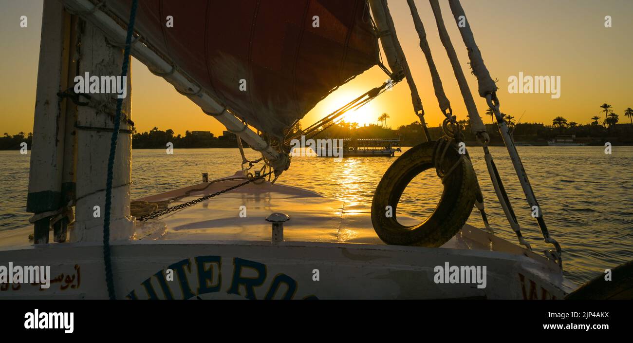 Segelboot, Feluke, Sonnenuntergang, Nil, Luxor, Ägypten Stock Photo - Alamy