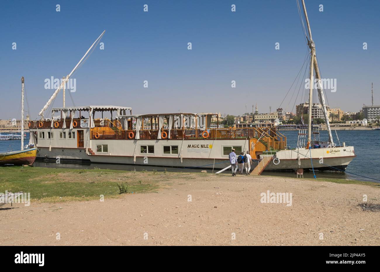 Dahabeya Kreuzfahrtschiff "Magic Nile", Nil, Ägypten Stock Photo - Alamy