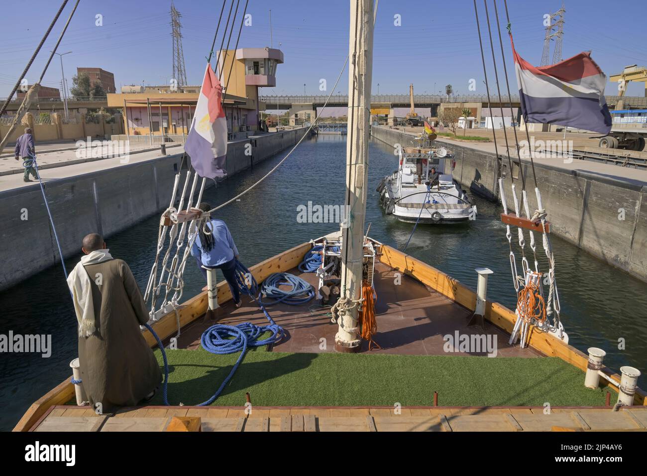 Dahabeya Kreuzfahrtschiff "Magic Nile", Schleuse von Esna, Nil, Ägypten ...