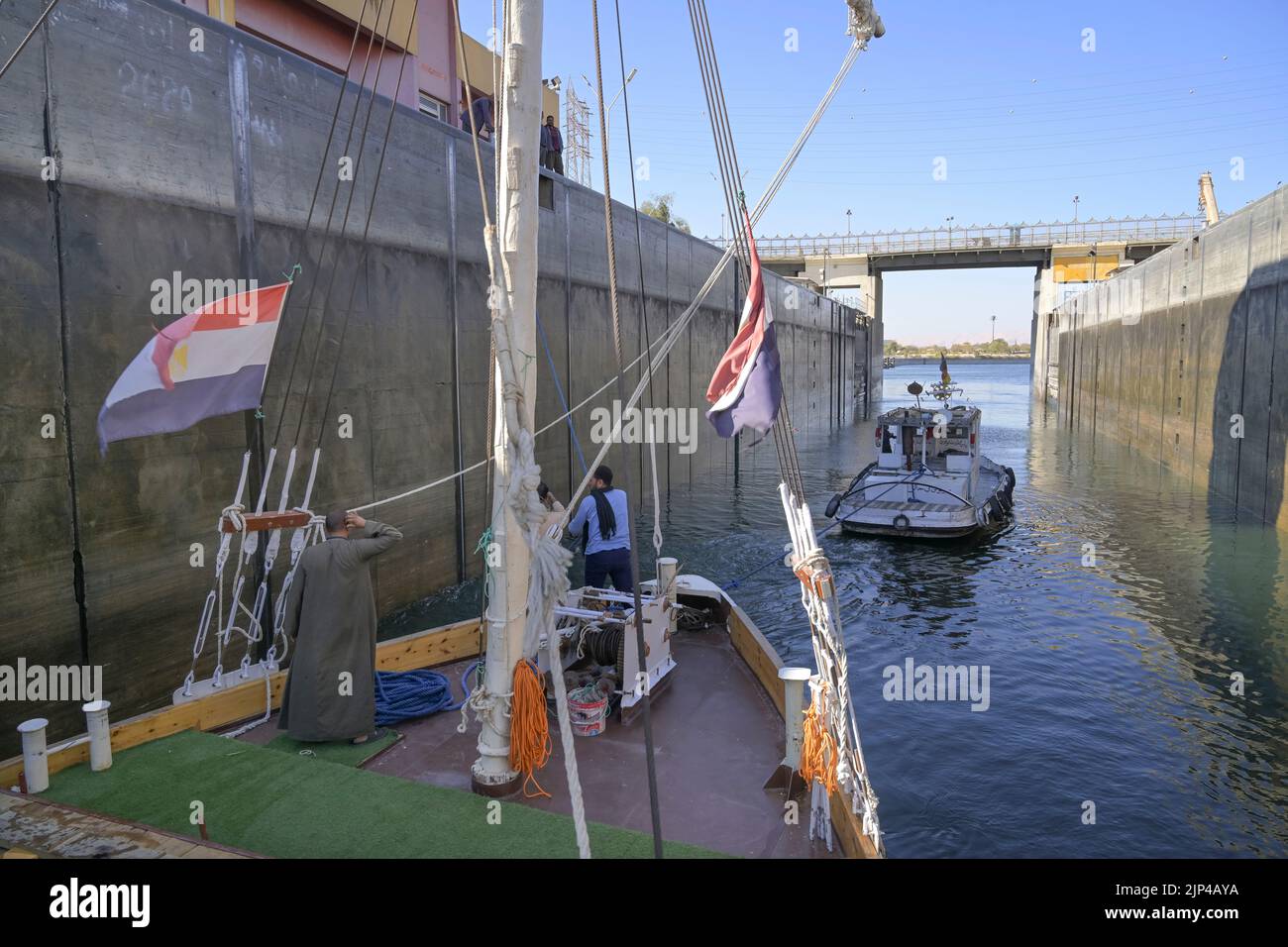 Dahabeya Kreuzfahrtschiff "Magic Nile", Schleuse von Esna, Nil, Ägypten ...