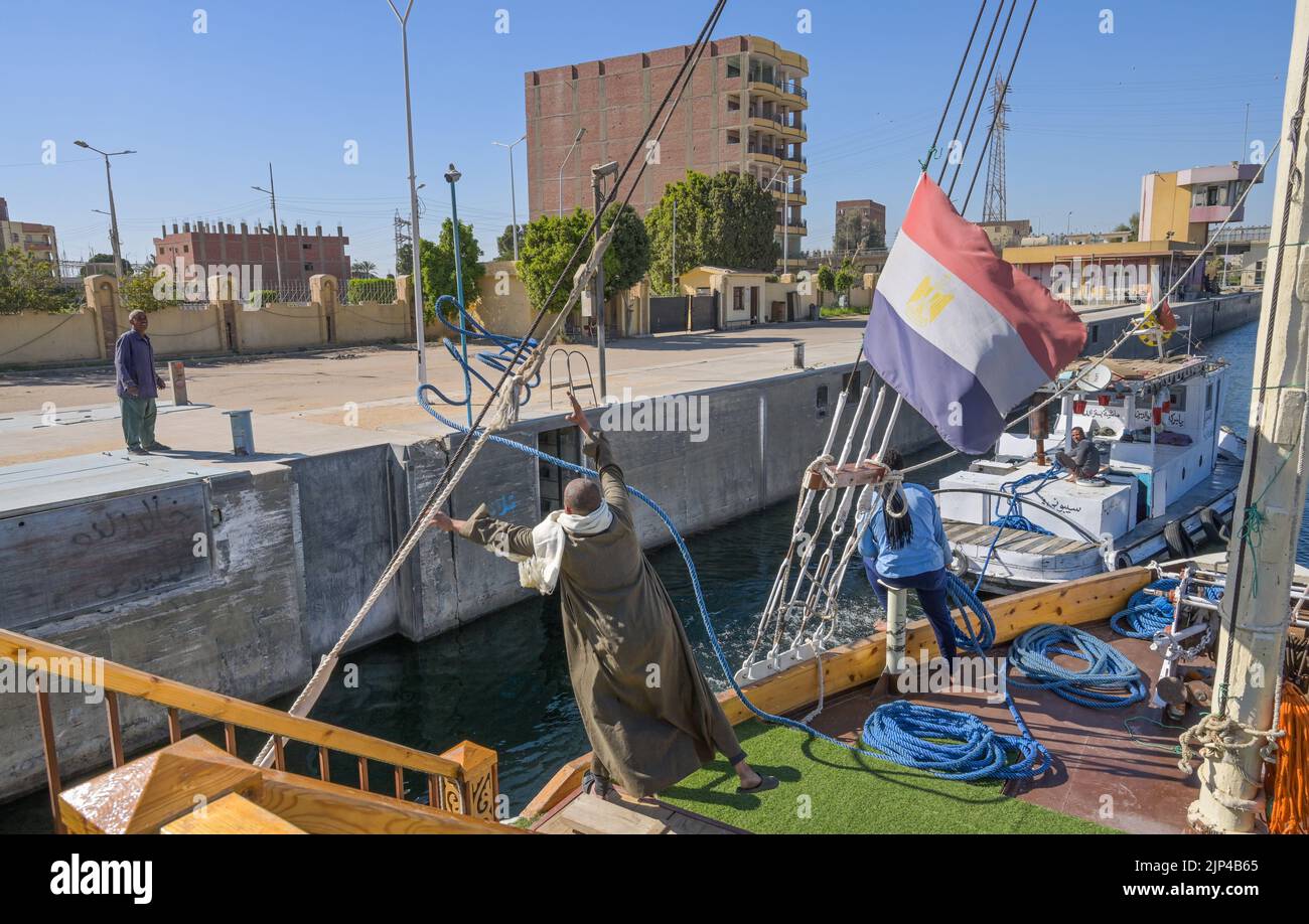 Dahabeya Kreuzfahrtschiff "Magic Nile", Schleuse von Esna, Nil, Ägypten ...