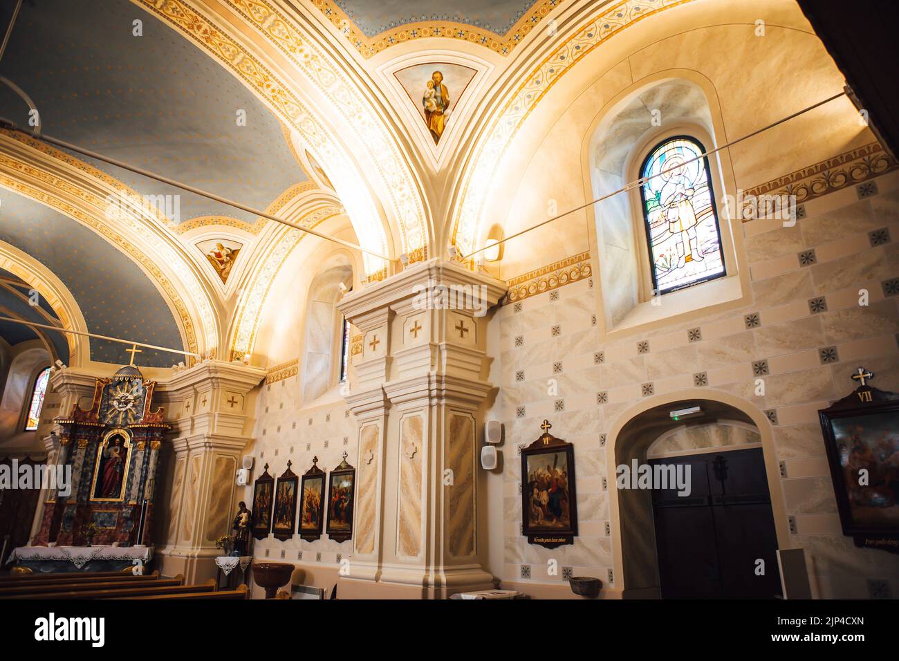 Interior of a catholic church hi-res stock photography and images - Alamy
