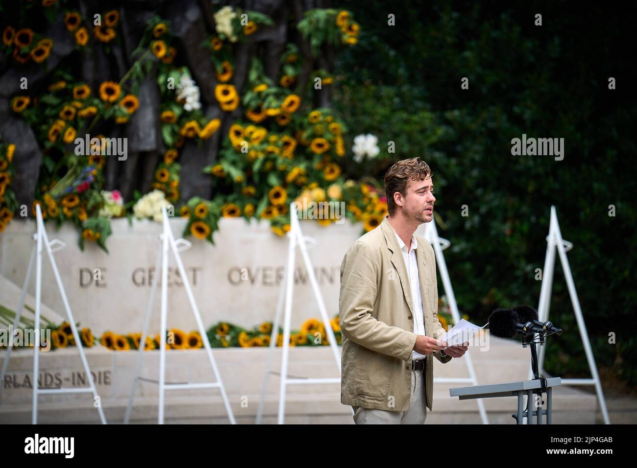 2022-08-15 19:34:10 THE HAGUE - Actor Beau Schneider speaks at the ...