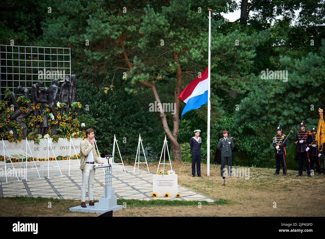 2022-08-15 19:33:00 THE HAGUE - Actor Beau Schneider speaks at the ...