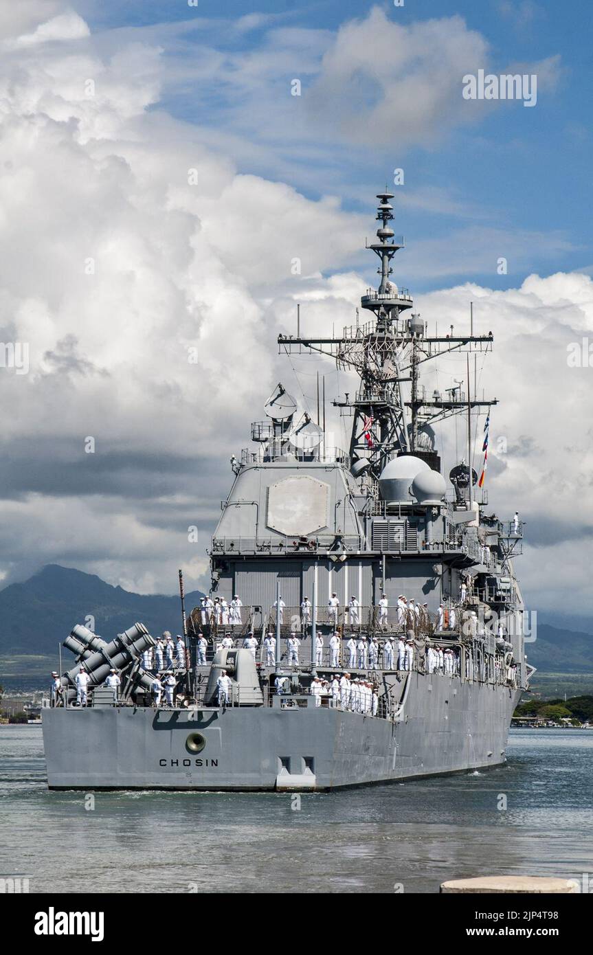 The guided missile cruiser USS Chosin (CG 65) departs Joint Base Pearl ...