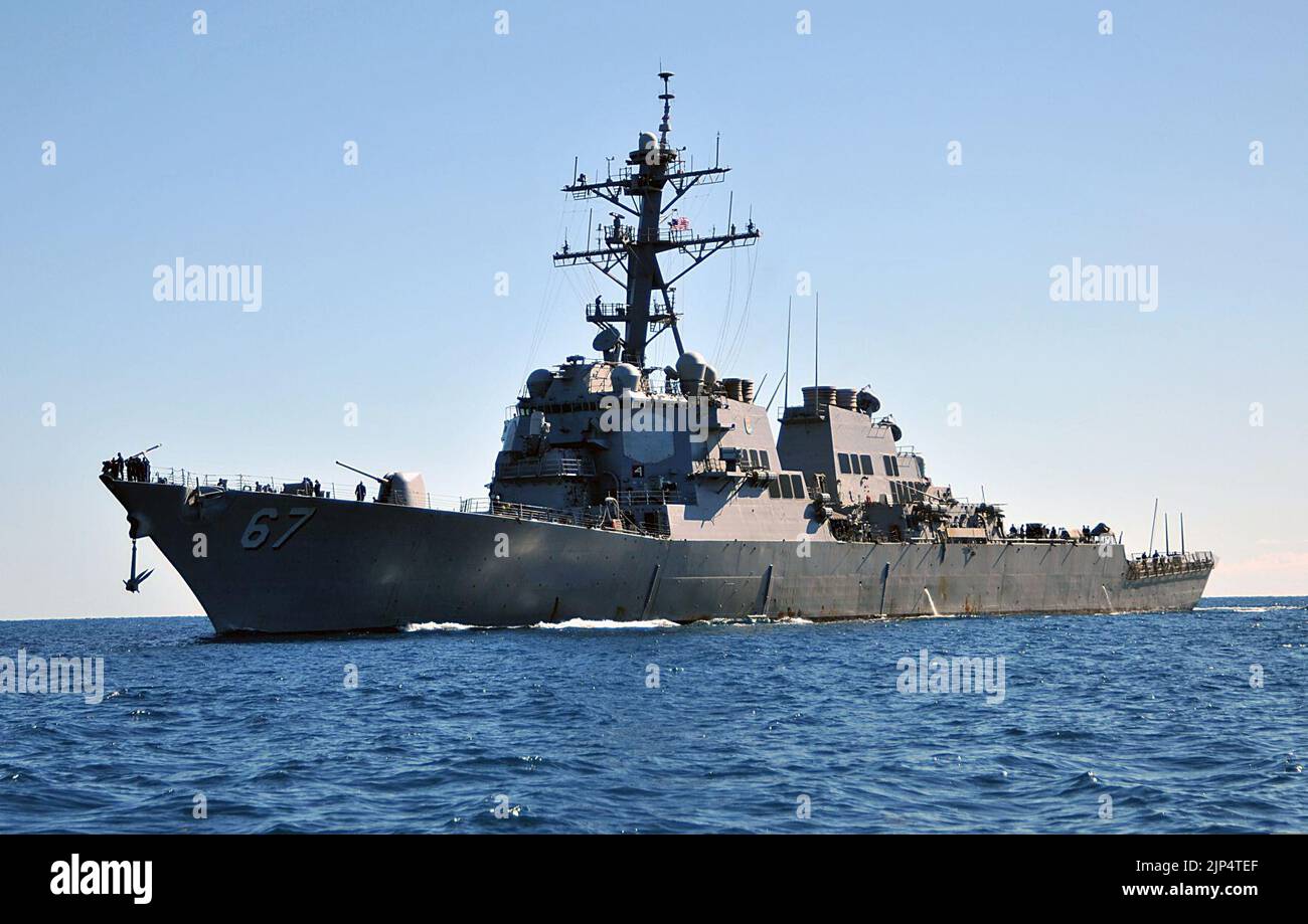 The guided missile destroyer USS Cole (DDG 67) approaches Mole Pier at ...
