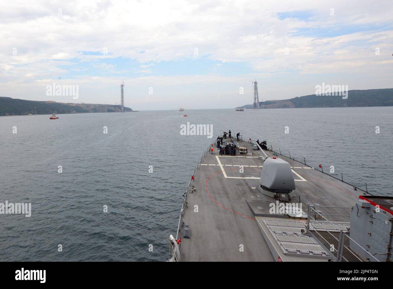 The guided missile destroyer USS Ross (DDG 71) approaches the end of ...