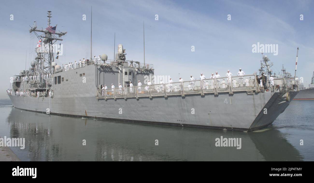 The guided missile frigate USS McClusky (FFG 41) leaves San Diego to ...