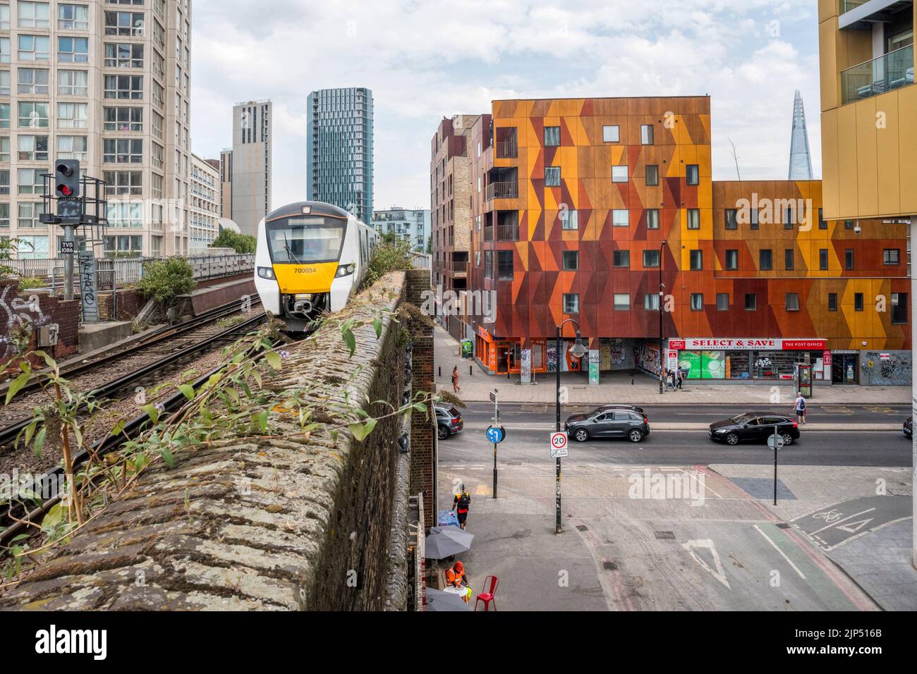 Thameslink train viaduct hi-res stock photography and images - Alamy