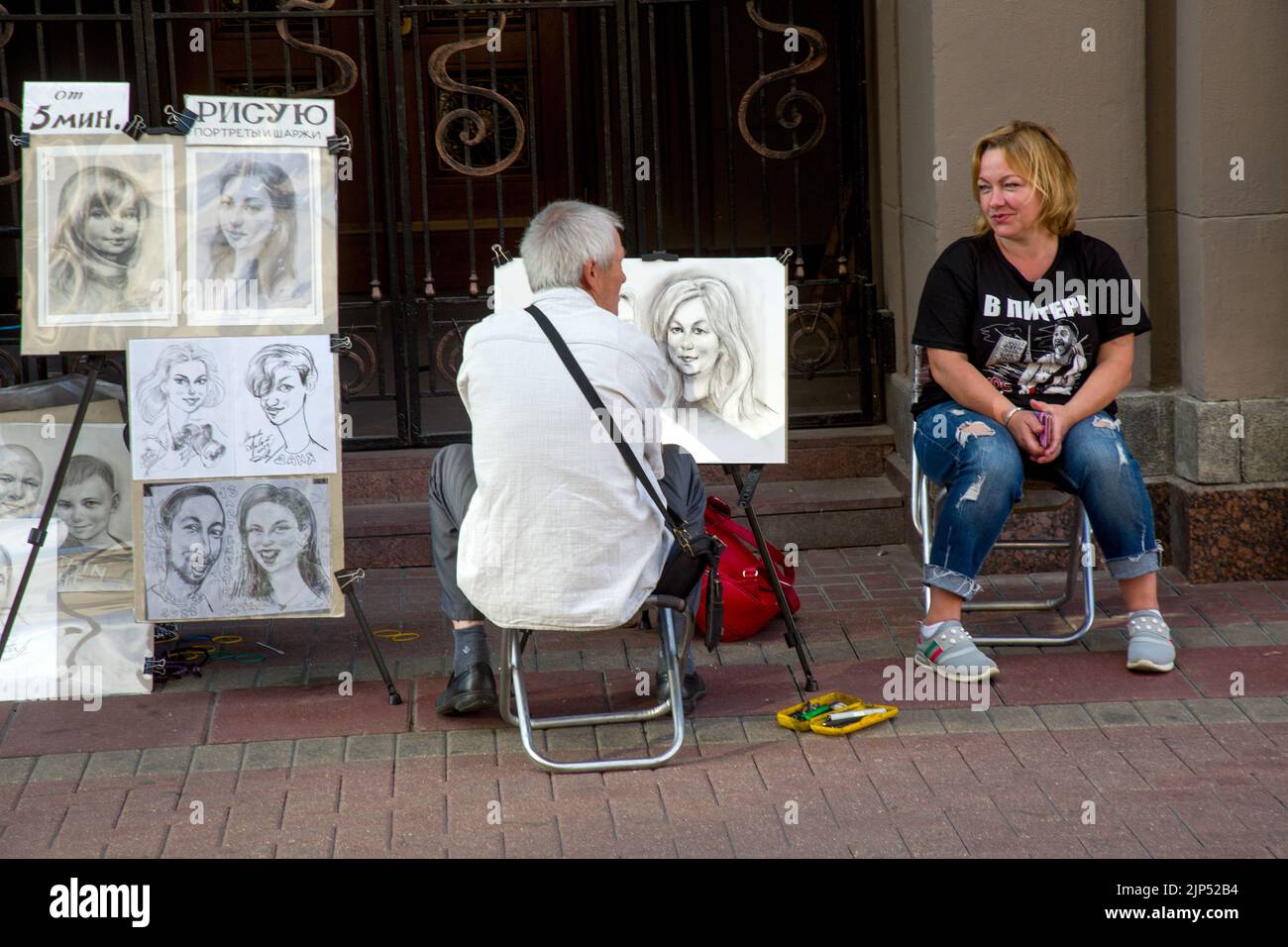 Moscow, Russia. 15th of August, 2022. An artist draws portrait of ...