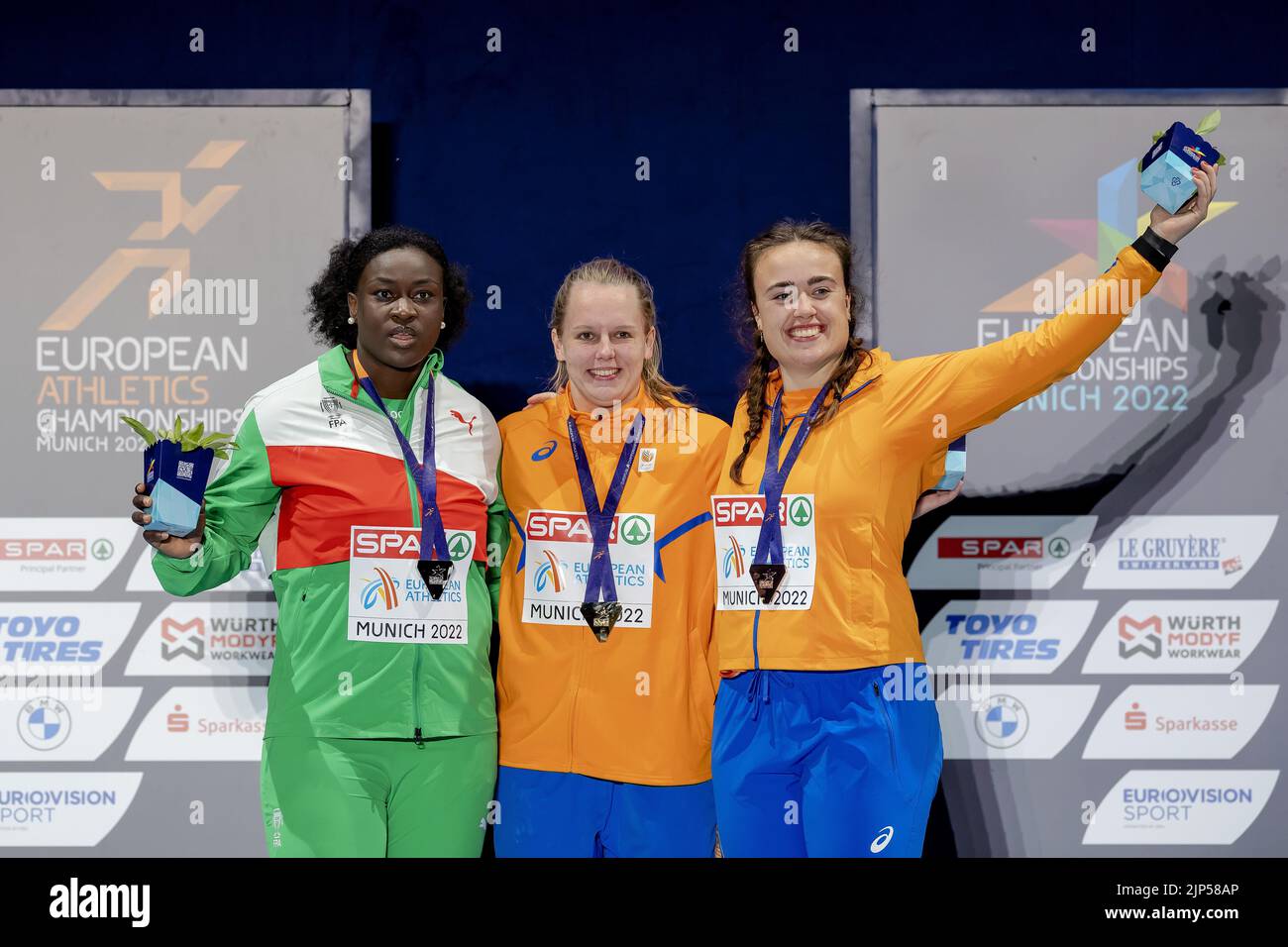 MUNCHEN - Jessica Schilder and Jorinde van Klinken celebrate their ...